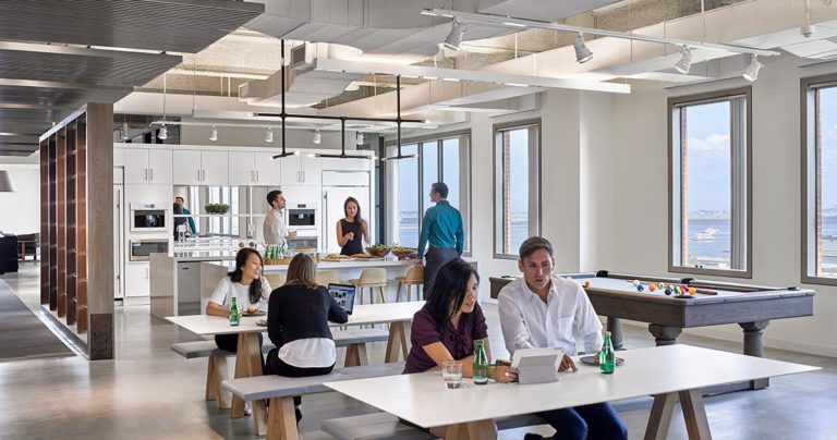 Table design en bois pour open space et espaces de coworking
