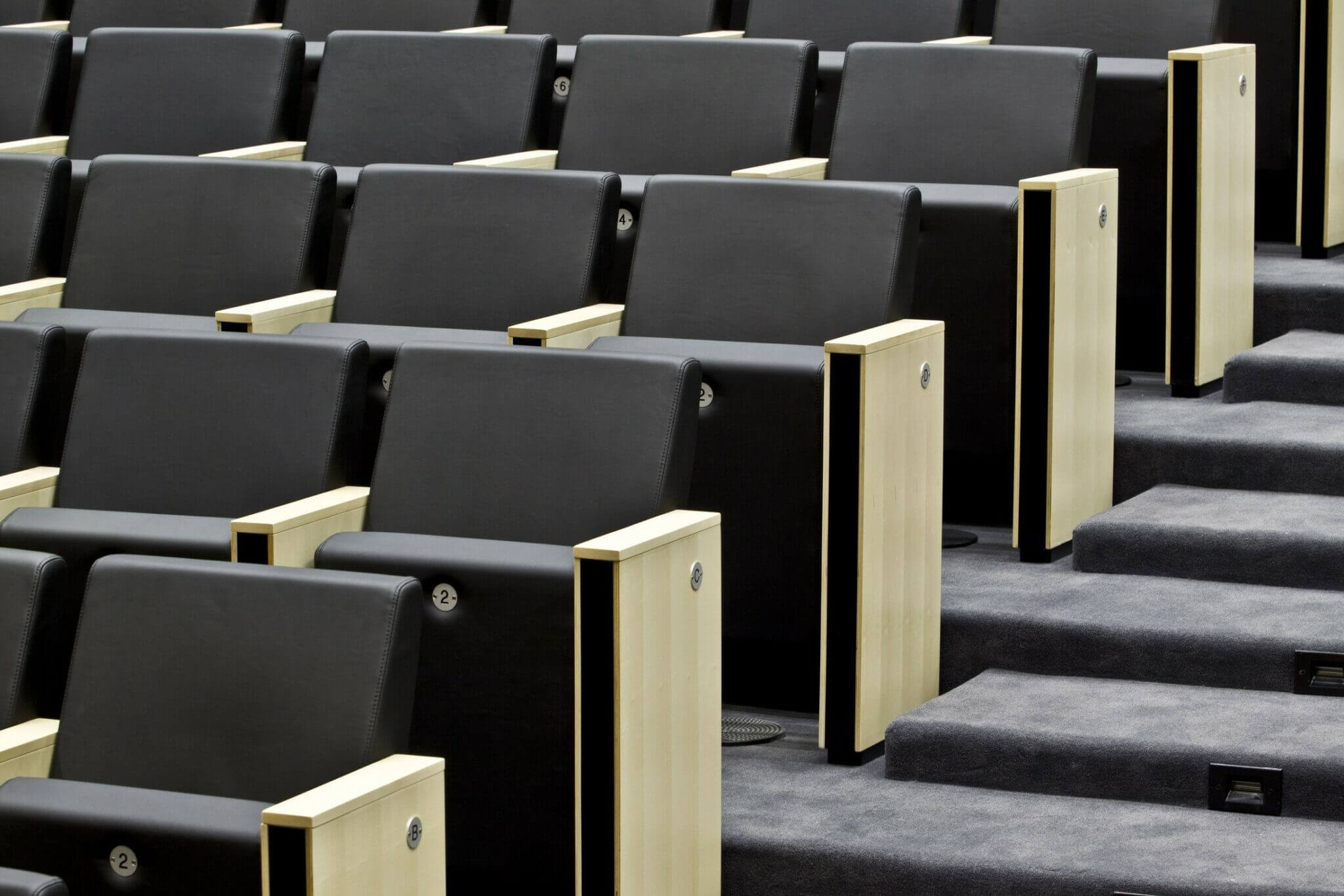 Fauteuil pour l'aménagement d'auditoriums et d'amphithéâtres.