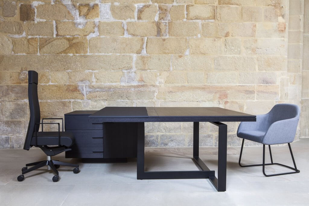 Grand bureau de direction design BATEX avec meuble rangement intégré.