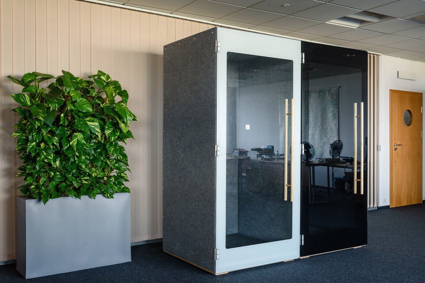 Cabine téléphonique acoustique petit budget pour les bureaux.