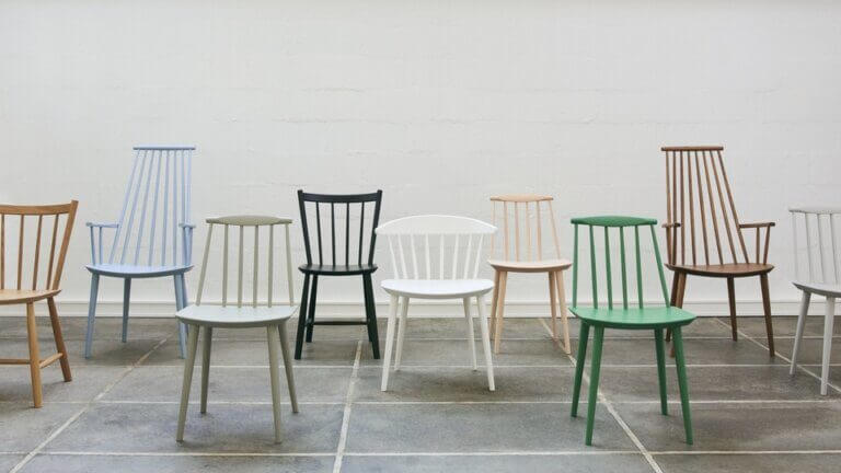 Chaise design en bois pour restaurant, style vintage et coloré