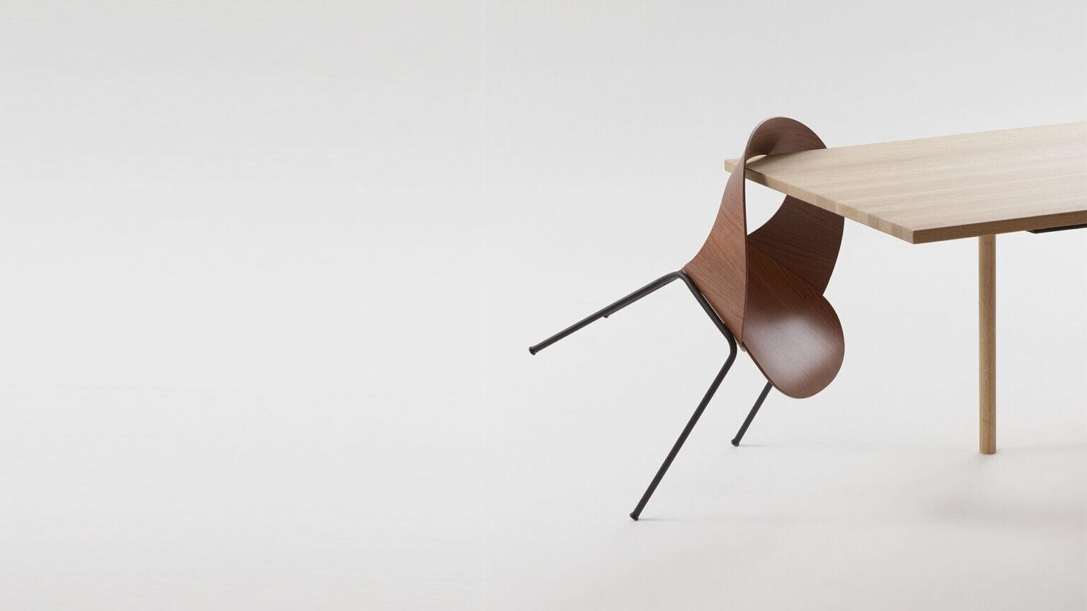 MUDRA, une chaise design unique avec sa coque en bois arrondie