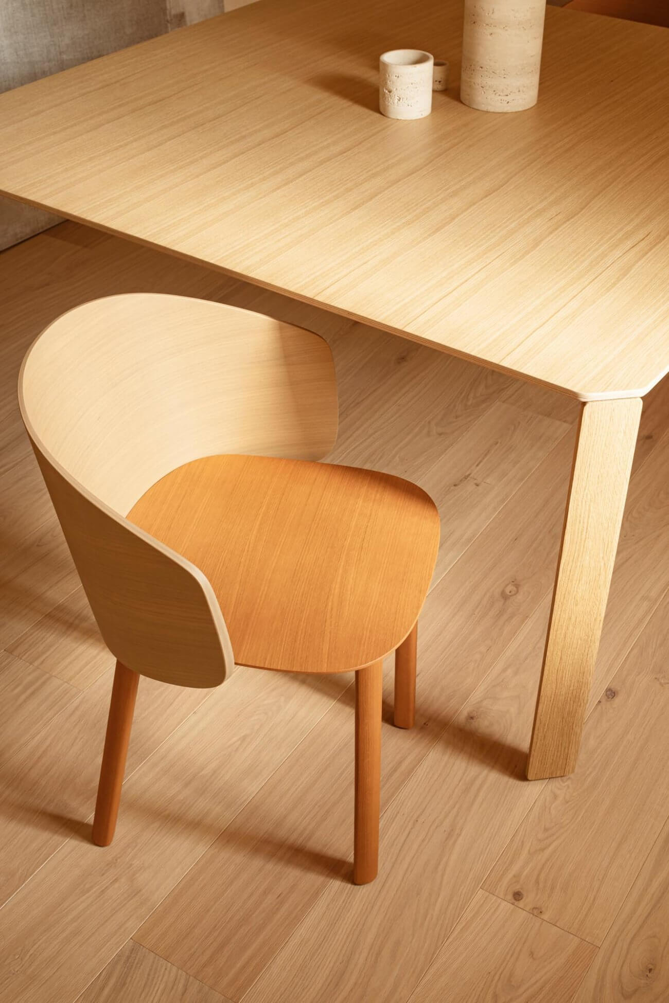 Chaise design NOTWOOD avec coque en bois multiplis.