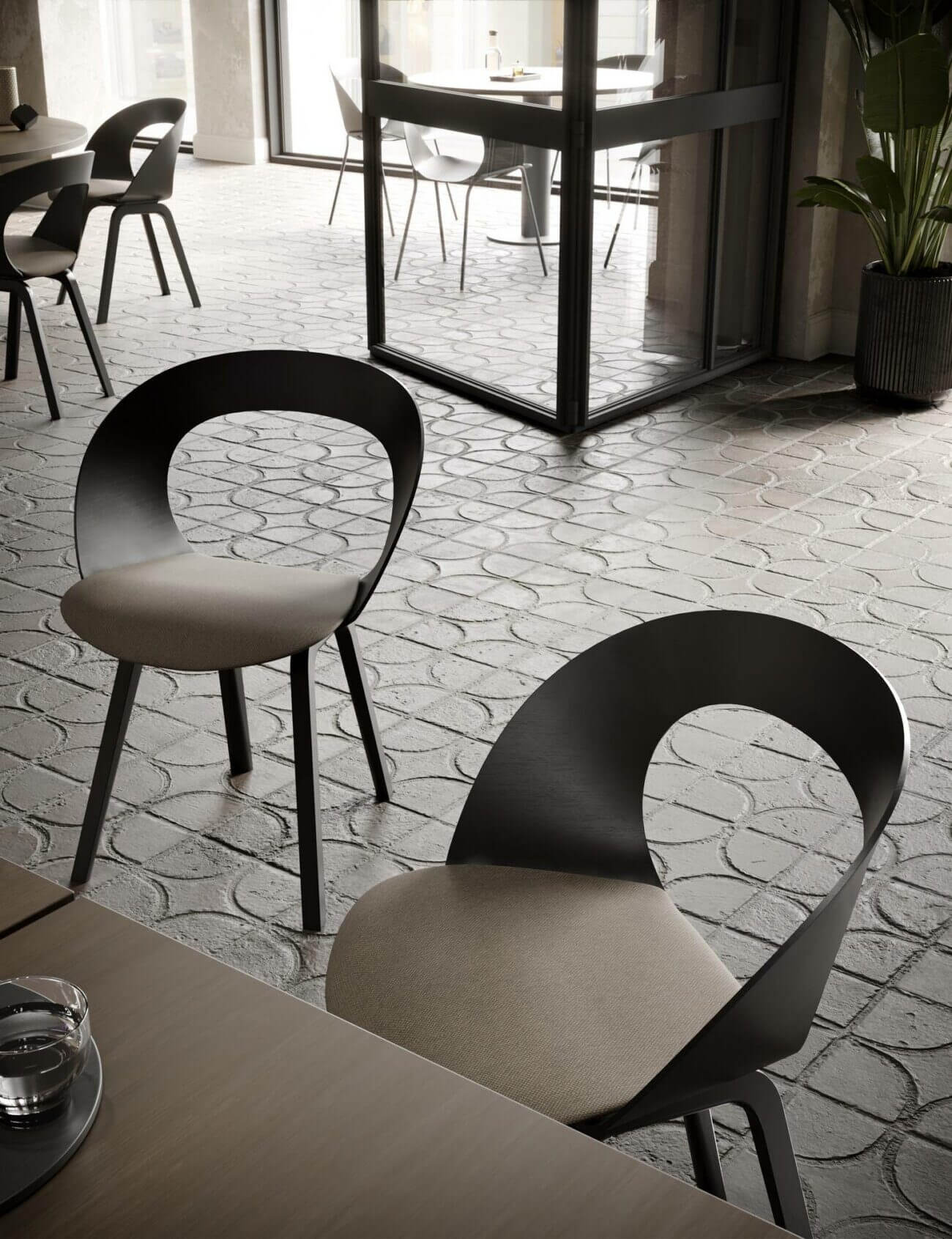 MUDRA, une chaise design unique avec sa coque en bois arrondie