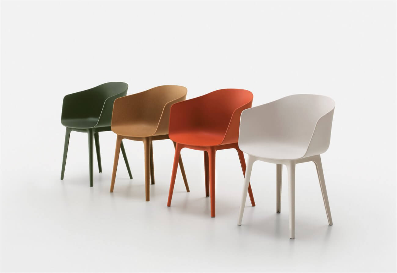 Chaise design éco conçue REMAX en plastique et bois reyclés.