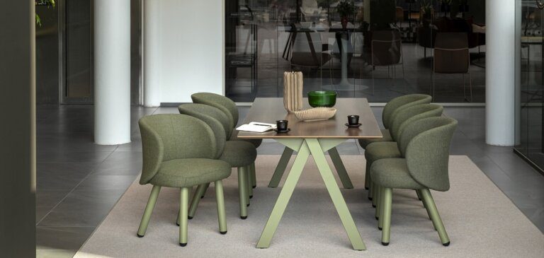 Chaise design POODLE pour la restauration de luxe