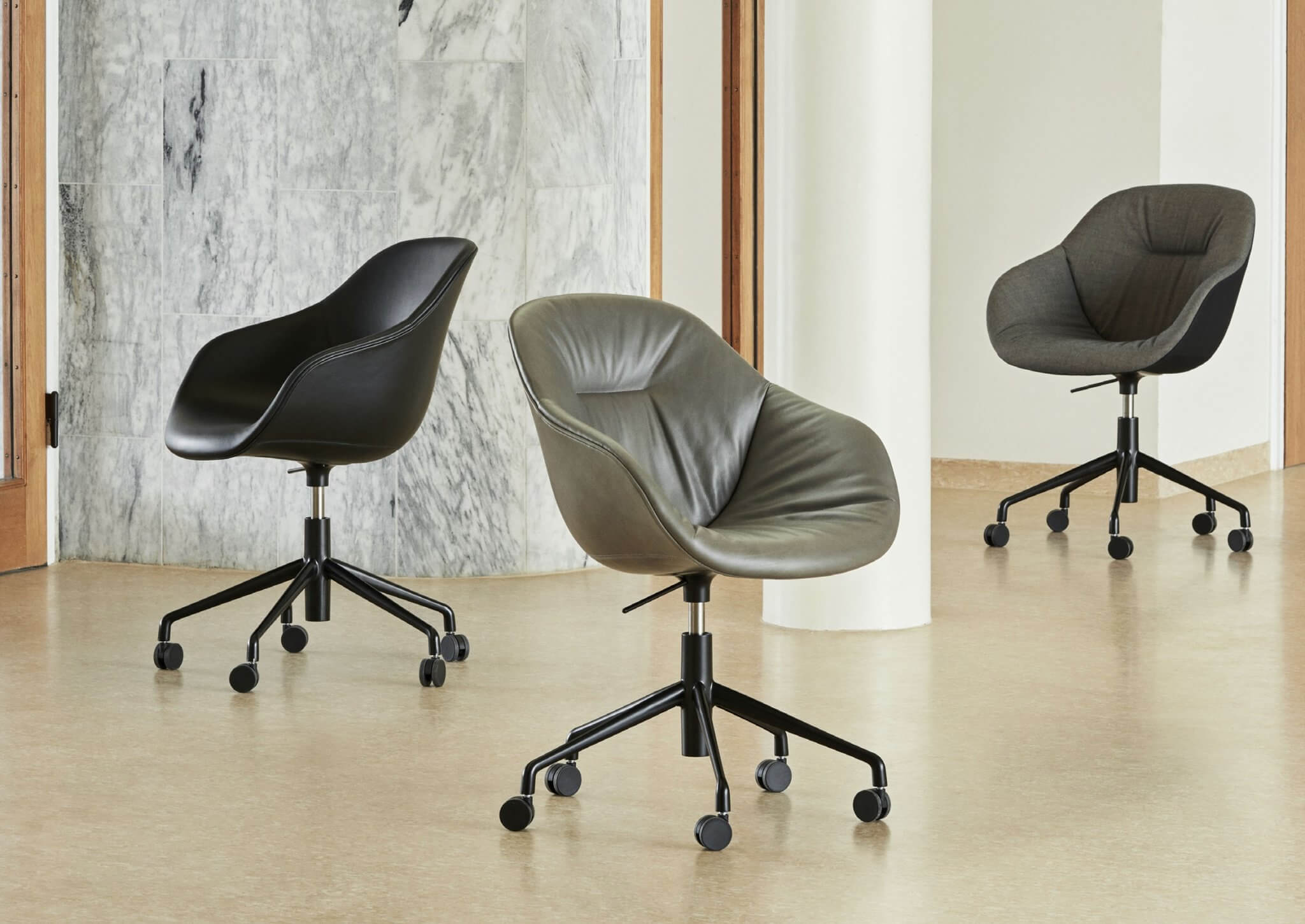 Fauteuil de bureau design avec piétement à roulettes | AAC100