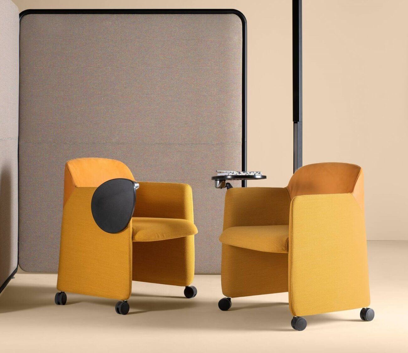 DEEP est un imposant fauteuil de réunion, confortable et design