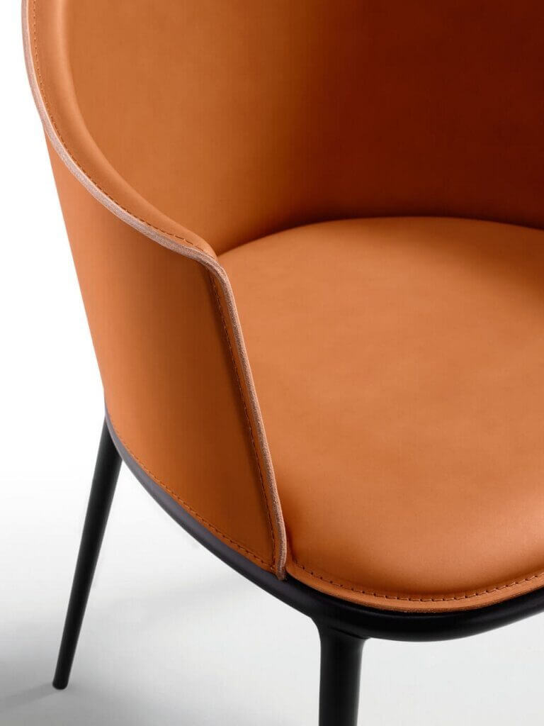 LEA est une chaise design chic pour les restaurants et les hôtels
