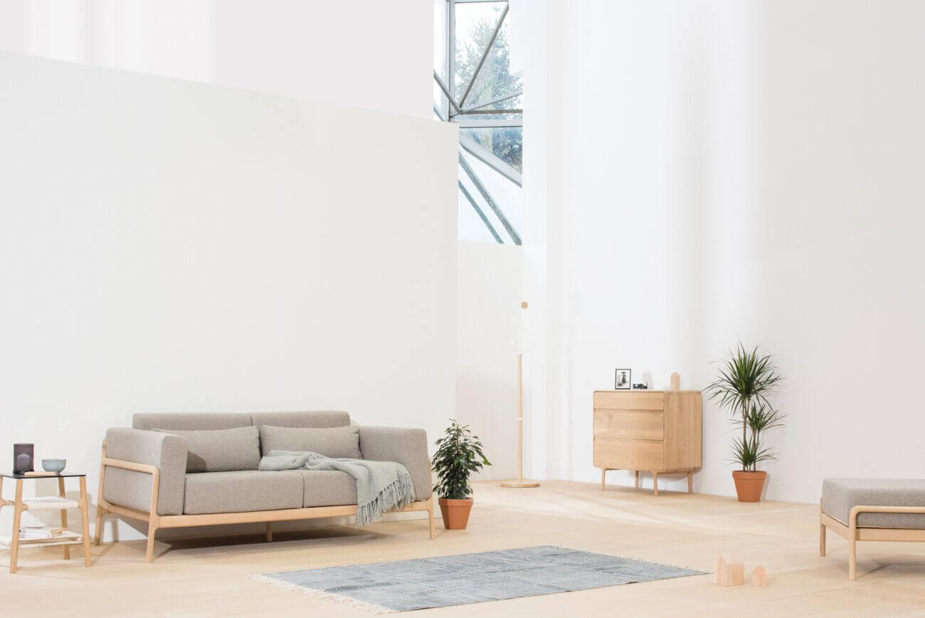 Chaise en bois massif au design moderne MUNA, utilisation polyvalente.