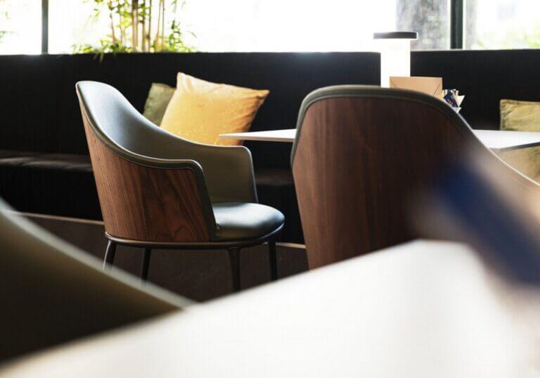 LEA est une chaise design chic pour les restaurants et les hôtels