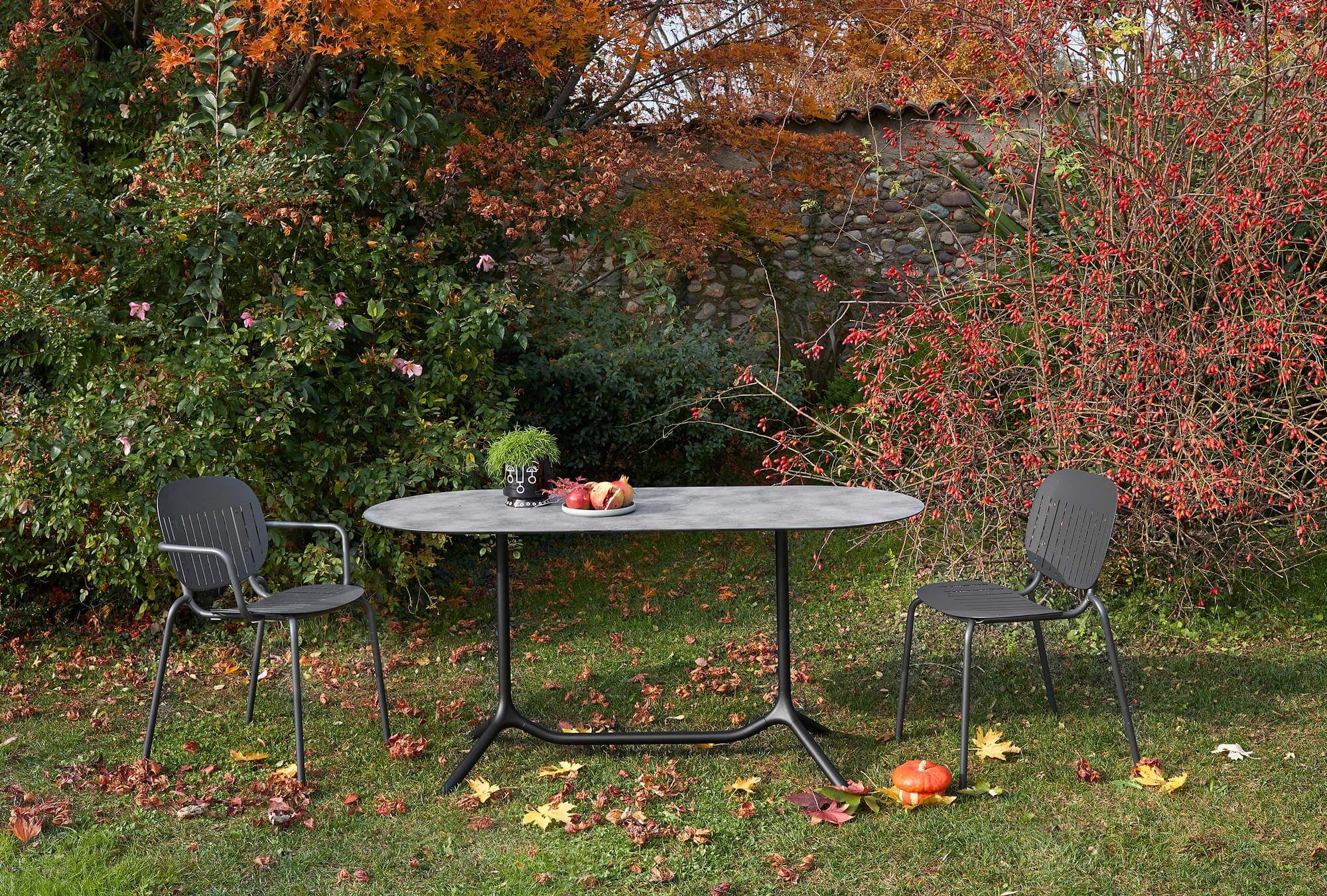 Table design avec plateau rabattable pour terrasse de restaurant