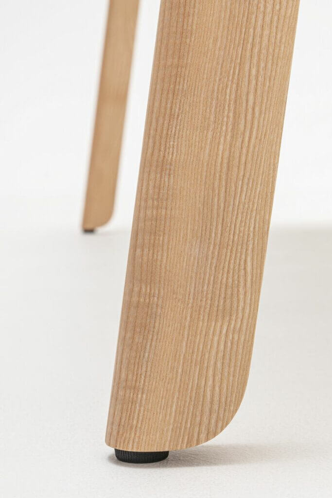 Bureau design avec piétement en bois massif pour professionnels
