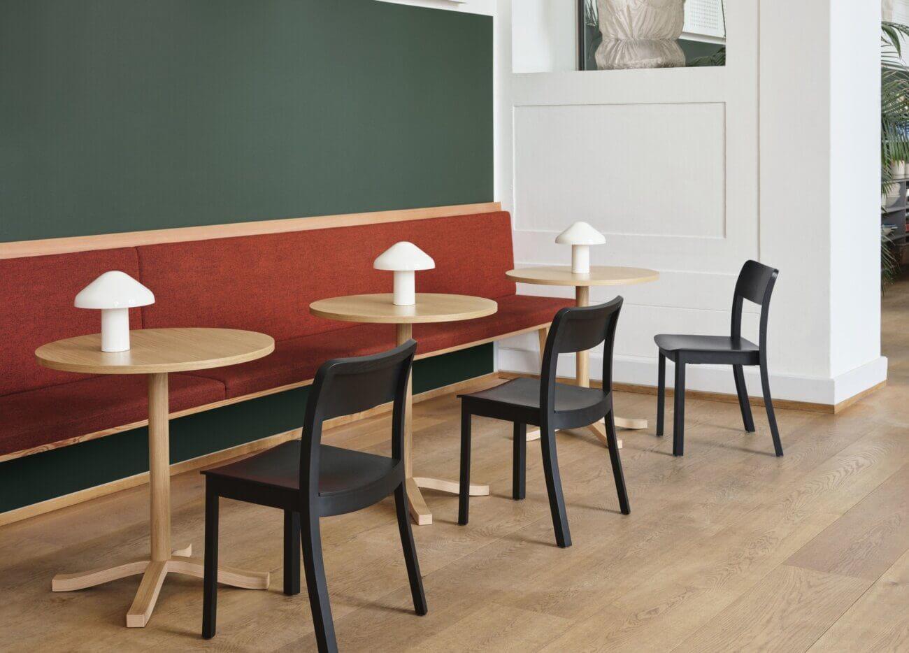 Table en bois design au style contemporain pour les restaurant