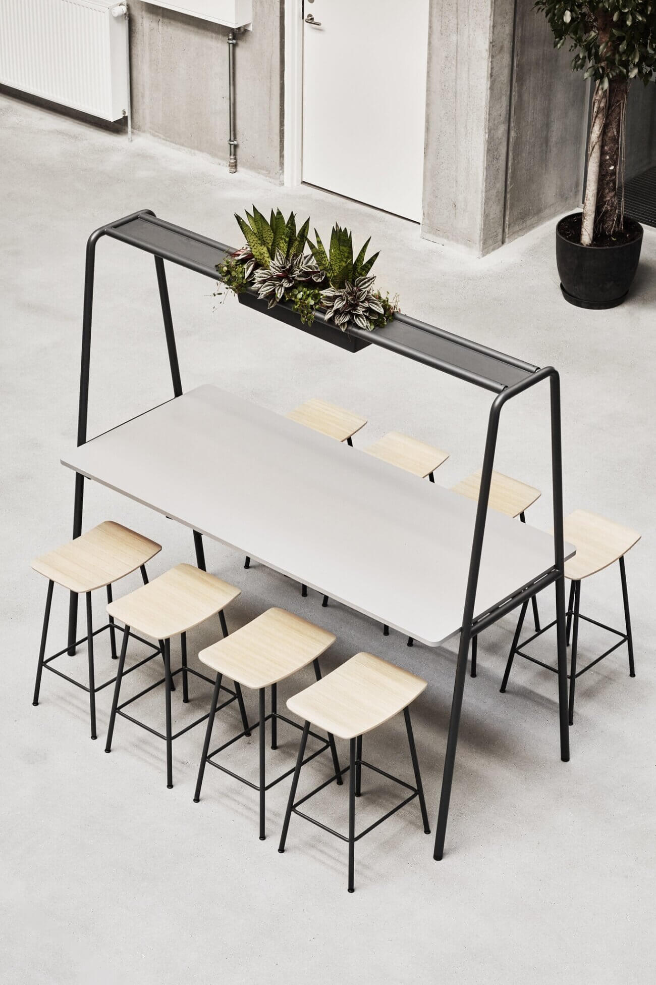 Table en arche travail collaboratif avec jardinière suspendues