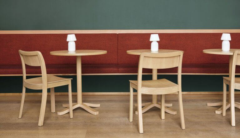 Table en bois design au style contemporain pour les restaurant