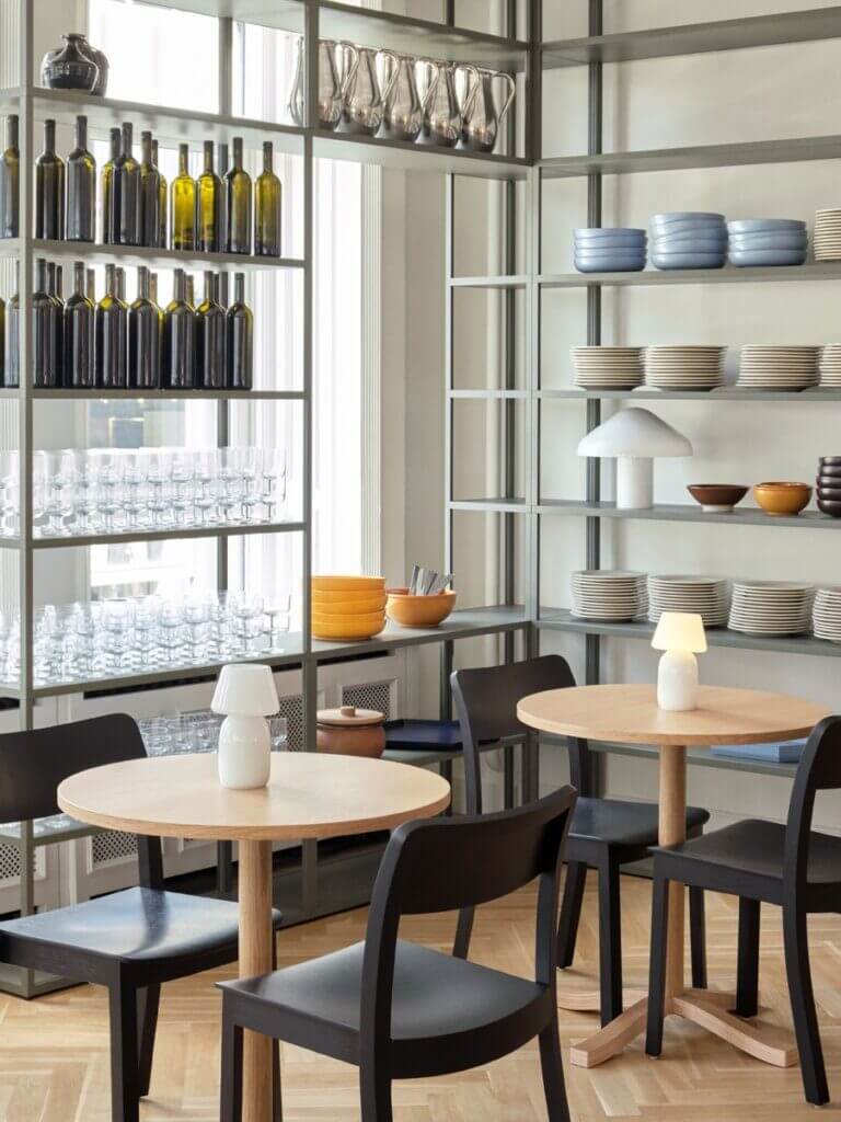 Table en bois design au style contemporain pour les restaurant