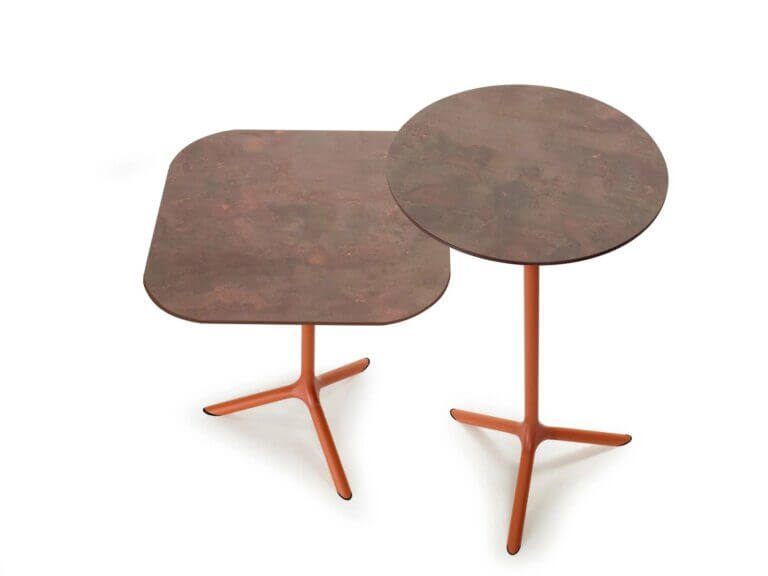 Table design avec plateau rabattable pour terrasse de restaurant