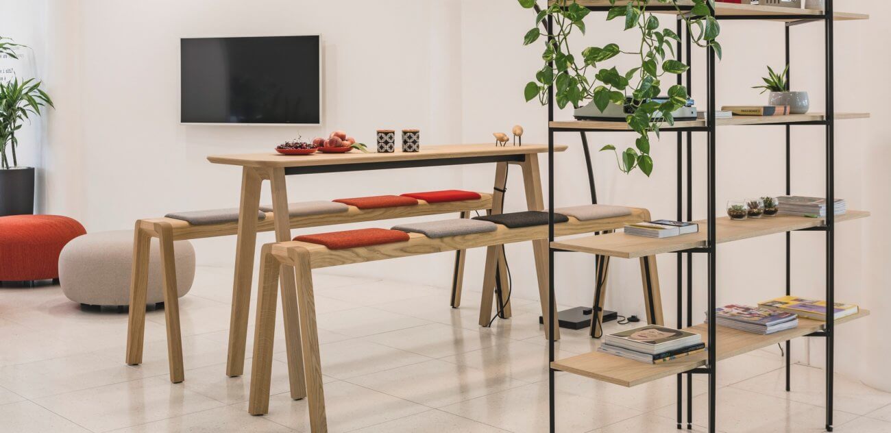 Table de réunion haute ECHO avec bancs en bois massif