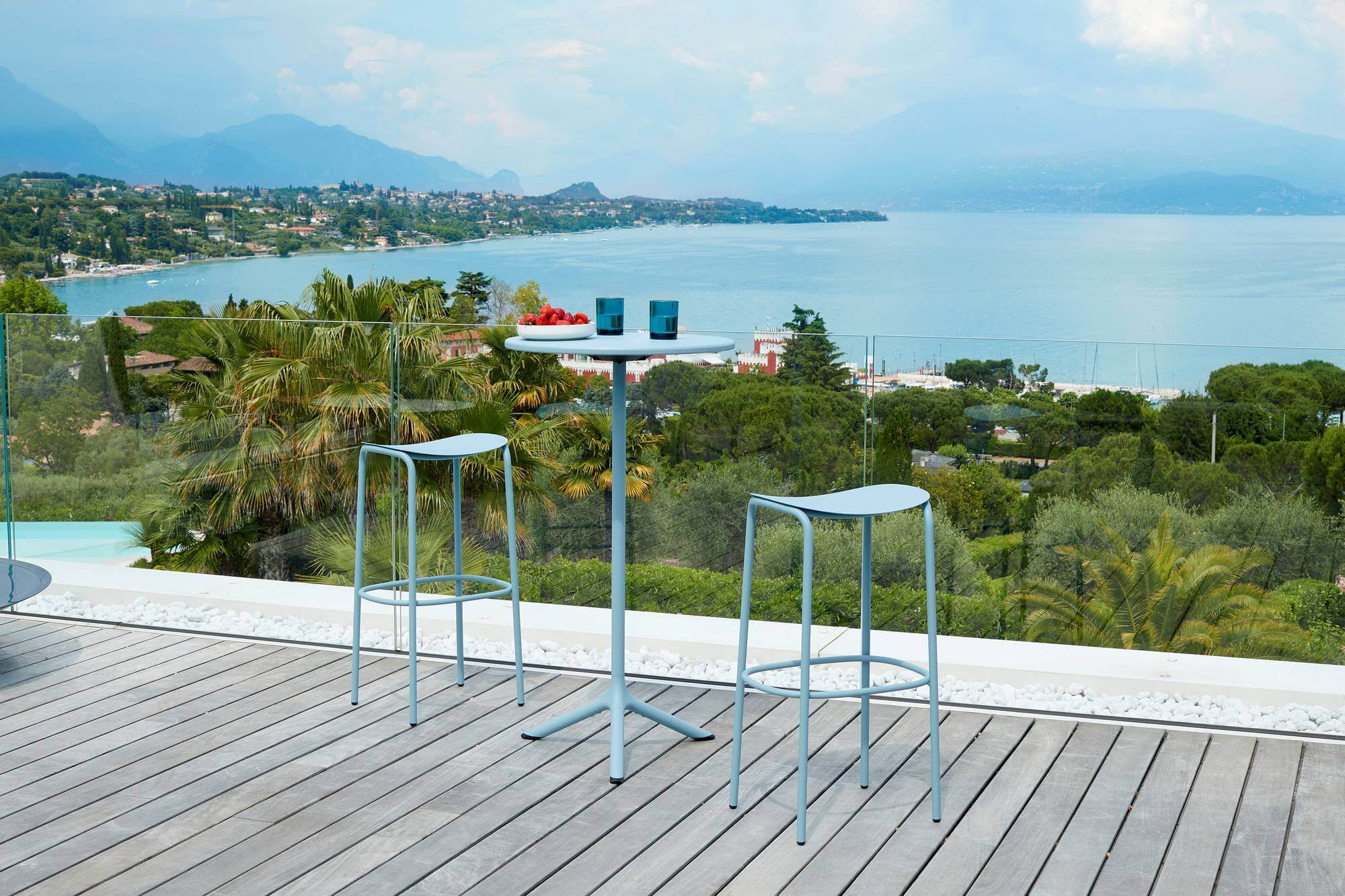 Table design avec plateau rabattable pour terrasse de restaurant