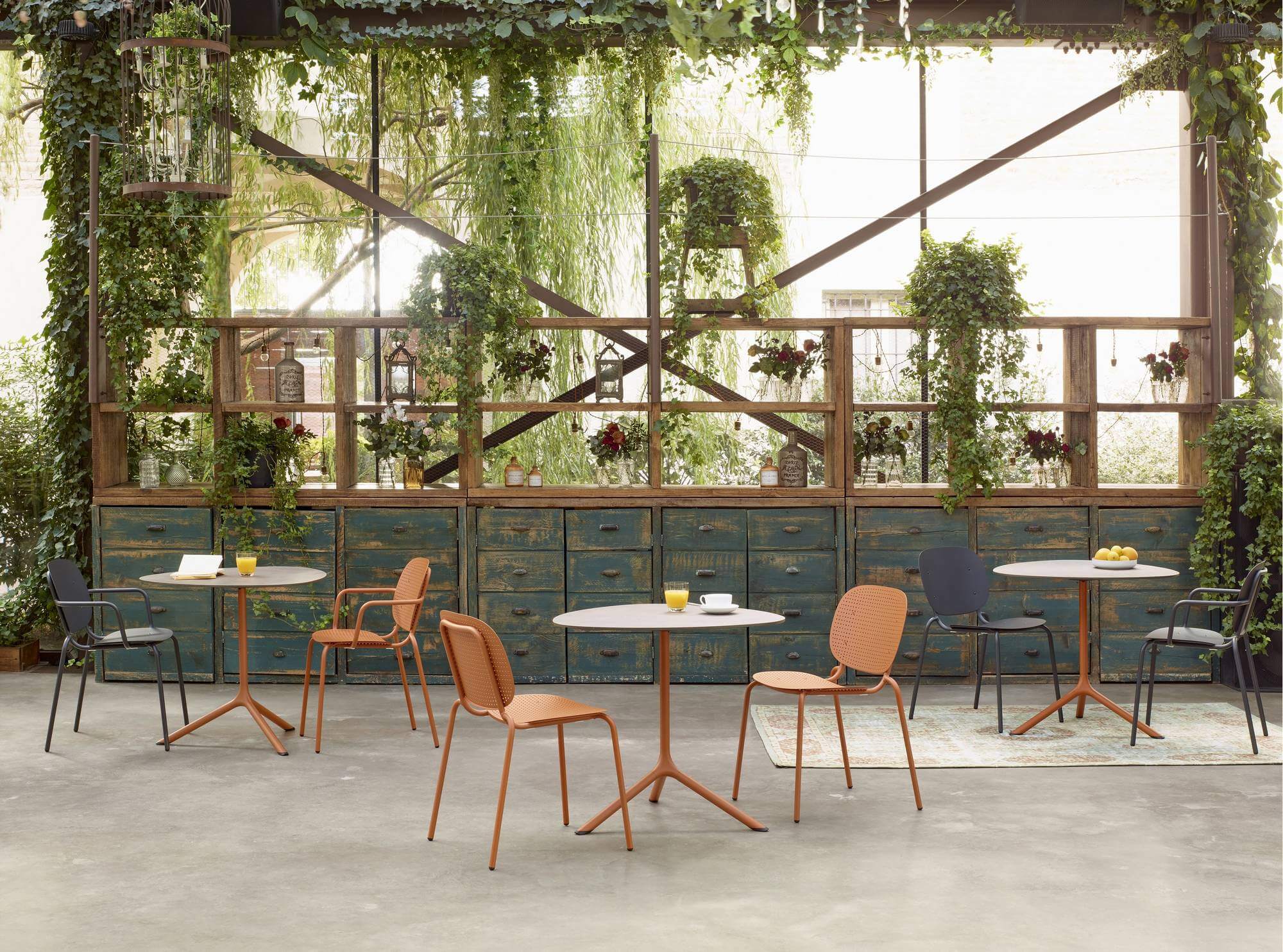Table design avec plateau rabattable pour terrasse de restaurant