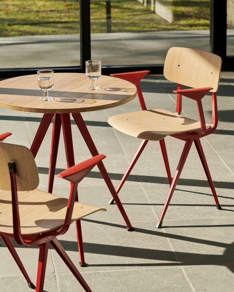 PYRAMID est une petite table design pour les bars et restaurants