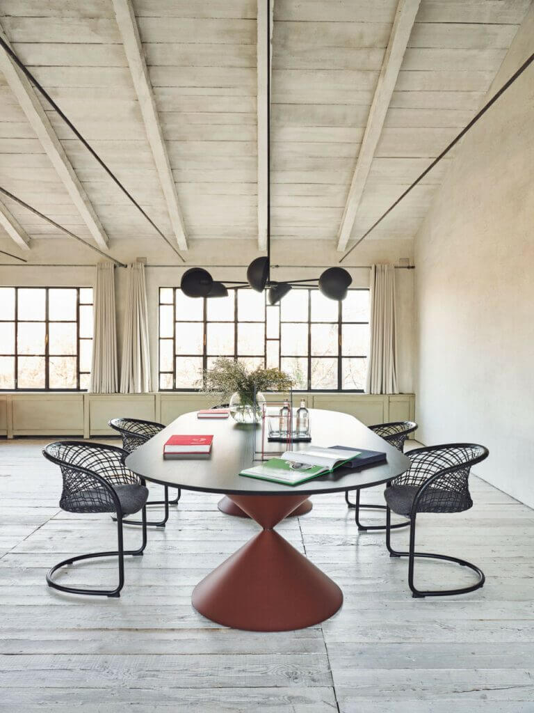 CLESSIDRA est une table ronde design aux finitions premium