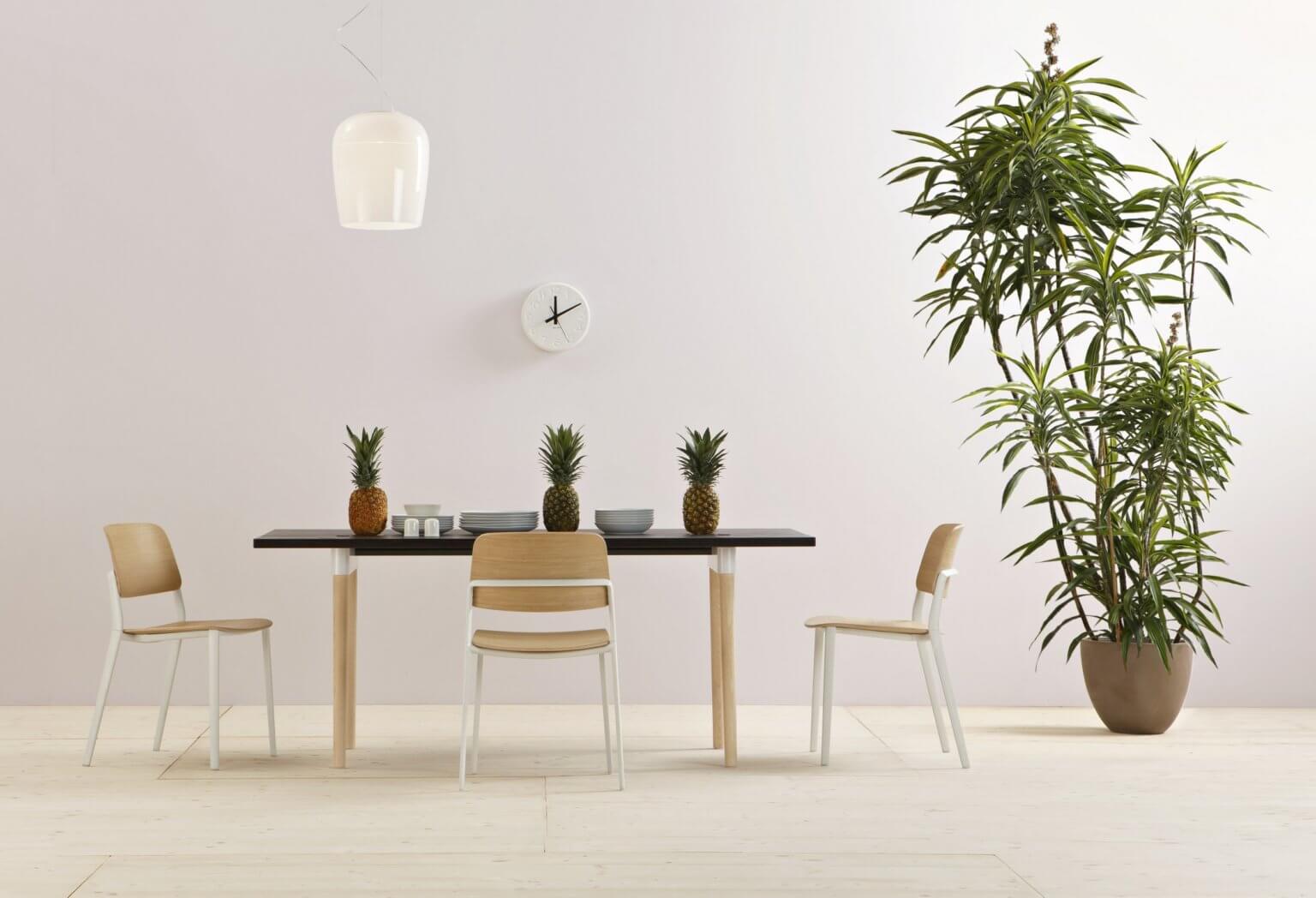 Table de réunion design OFF avec connectiques et lampes intégrées