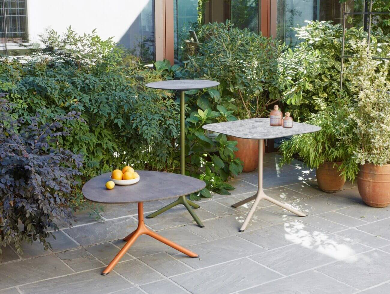 Table design avec plateau rabattable pour terrasse de restaurant