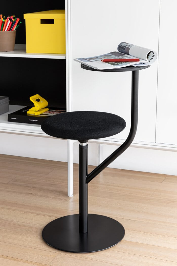 Tabouret de bar design et pivotant avec une tablette intégrée