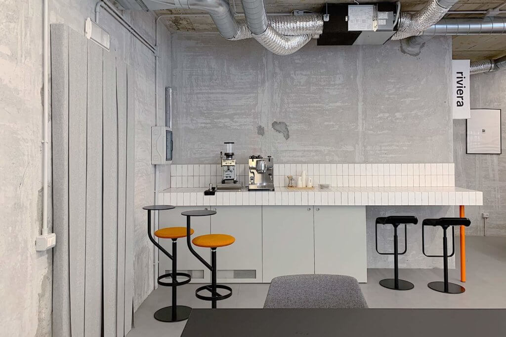 Tabouret de bar design et pivotant avec une tablette intégrée